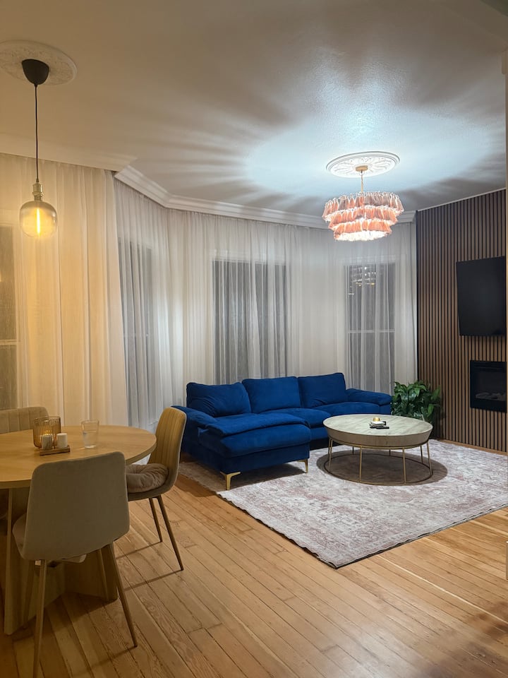 Boutique Victorian Retreat | 2br + Gated Parking - Oakland, CA