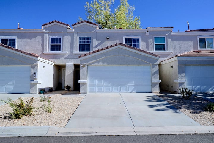 Extended Stay Ready! Sparkis Townhome W/ Patio - Sparks, NV