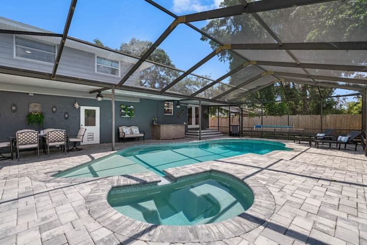 Spacious 5br Retreat | Private Pool & Hot Tub - St. Petersburg, FL
