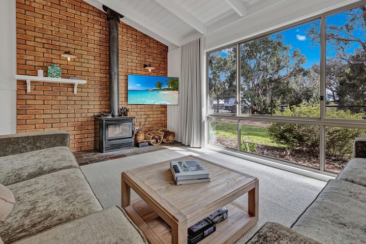 Kingfisher: All About Relaxed Island Living - Bairnsdale