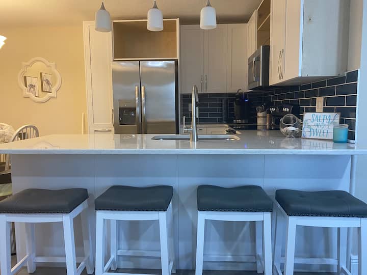 Coastal Luxury Retreat-walk To Beach - Madeira Beach, FL