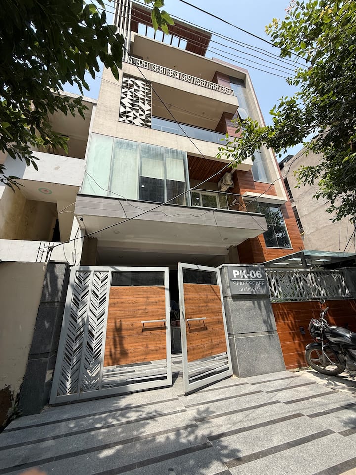 3 Private Rooms| Balconies | Lounge | Pantry| - 노이다