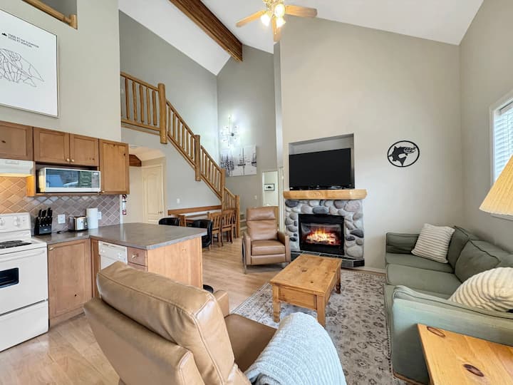 The Snowberry  Cozy Mountain Getaway  Sleeps 9 - Fernie