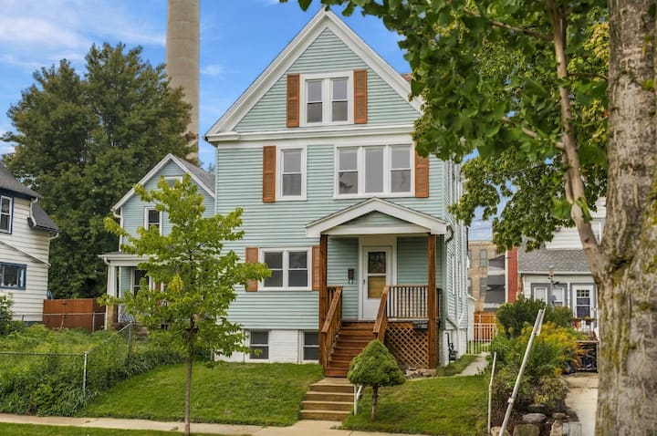 Rosedale Upper, A Great Location With A Great View - Milwaukee, WI