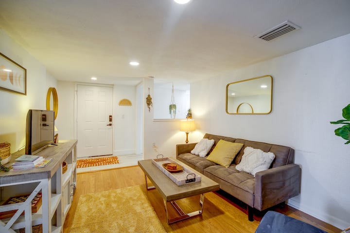 Walk To The Beach! Bright Cape Canaveral Apt - Cape Canaveral, FL