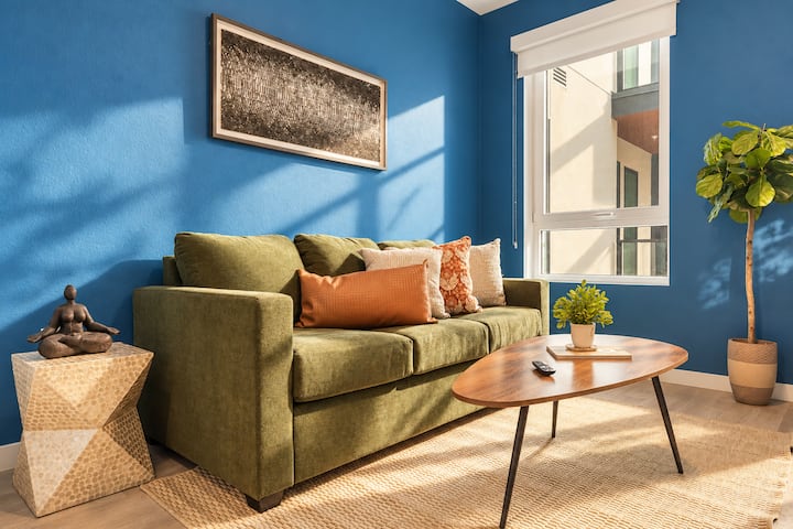 Wilshire Urban Getaway | Pool, Gym + Rooftop - Los Angeles