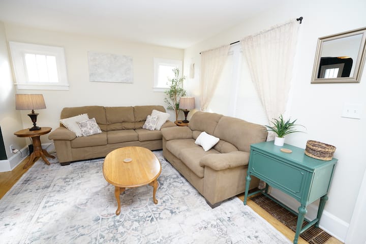 Stay Awhile | King Bed  Pet Friendly  2br - Avon, OH
