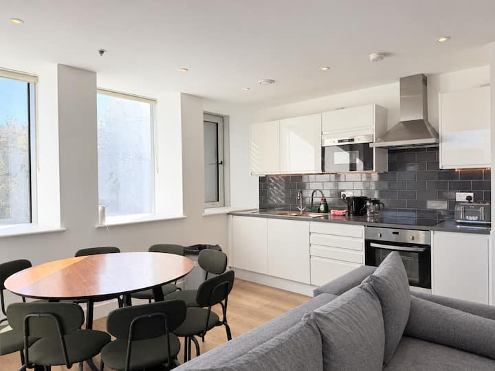 Modern 2-bedroom Apartment | Wimbledon Views - Londra