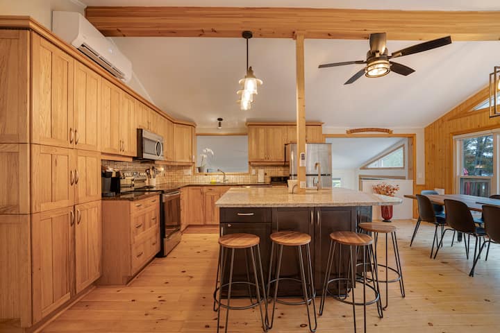 Muskoka Lakefront Retreat With Hot Tub & Sauna - Muskoka