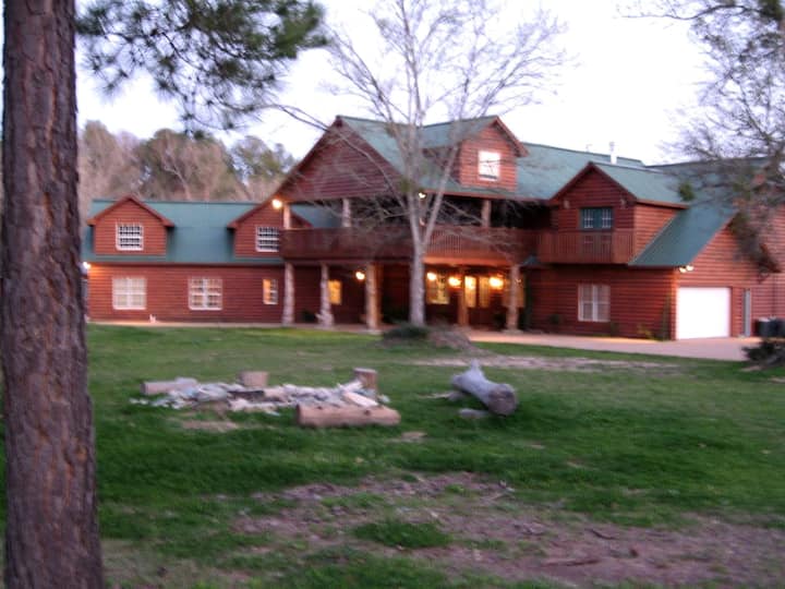 Secluded Lodge With A Private Pond And A Hot Tub - Bastrop, TX