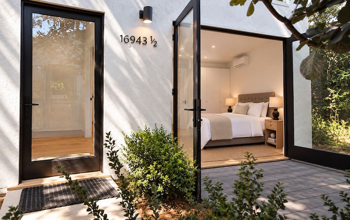 Villa Hartland | Modern & Private 1br Retreat - Los Angeles