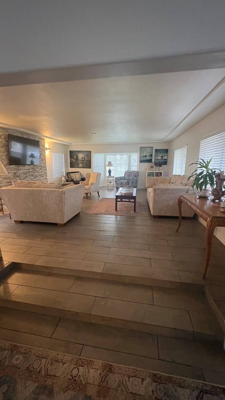 Close To Beach With Parking - Balboa Island, CA