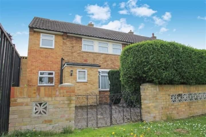 4-bed House Near Heathrow & Langley Station - Slough