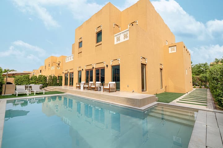 Luxury 6br Villa W/ Private Pool + Sauna + Patio - Dubai