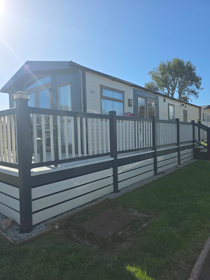 F44 - Luxury 2 Bed Caravan - Wraparound Decking - Devon