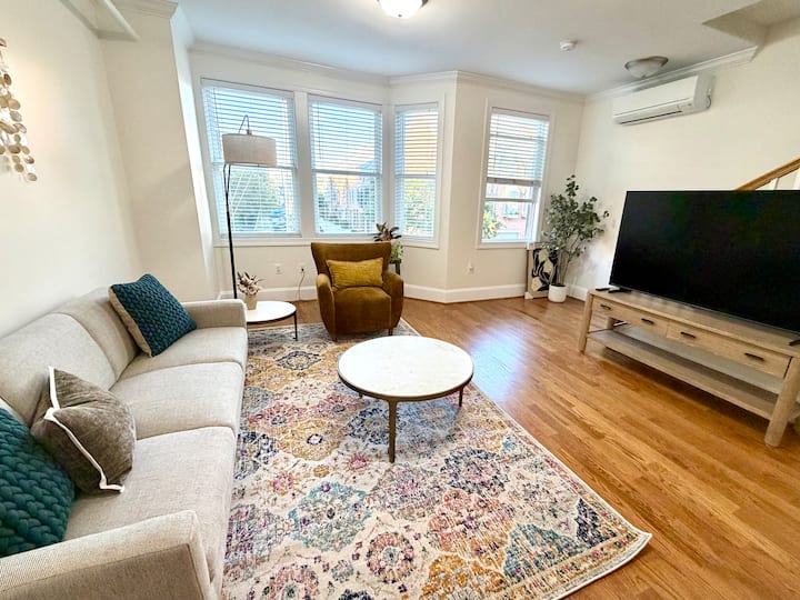 Boutique Old Town Loft | Sunlit King Suite - Alexandria, VA