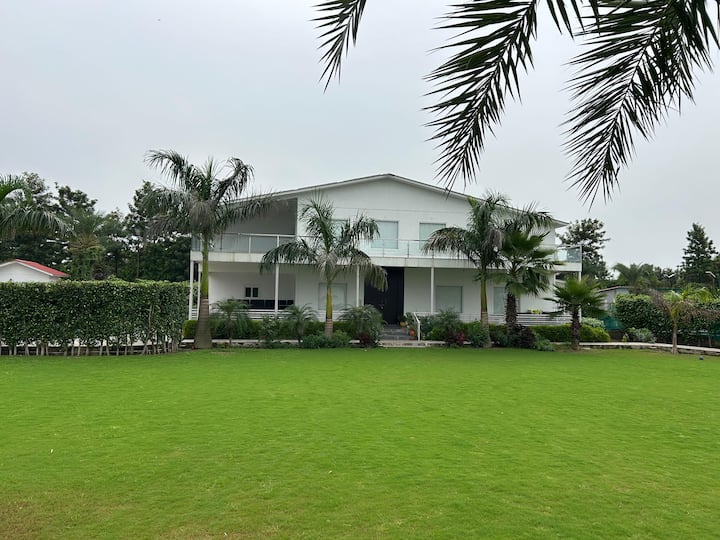4bhk Luxurious Farm House| Private Pool - Noida