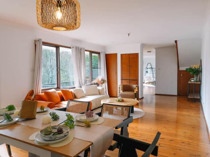Spacious & Stylish Family Retreat | Free Parking - Hornsby
