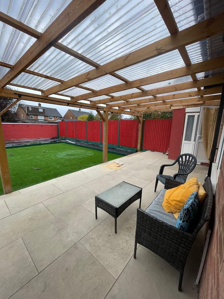 Spacious 4-bed Home | Luton - Luton