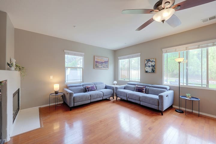 Spacious Sierra Lakes Home W/ Yard In Fontana! - Fontana, CA
