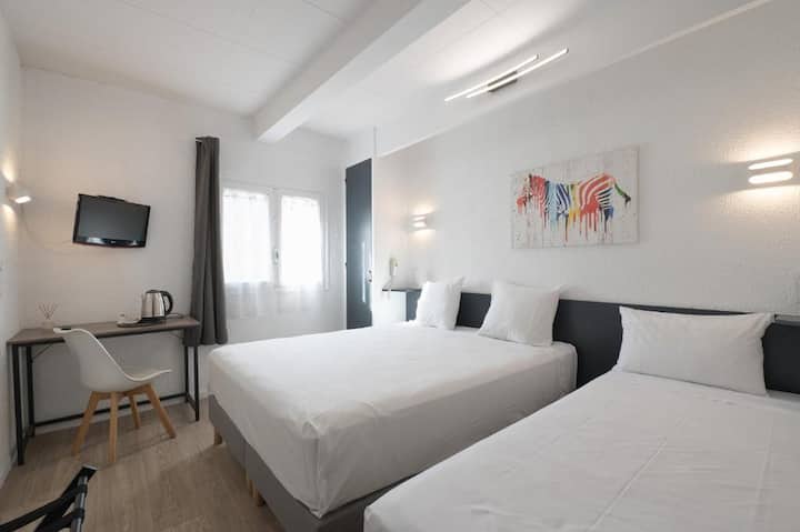 Chambre Triple Petit Déjeuner Offert - Perpignan