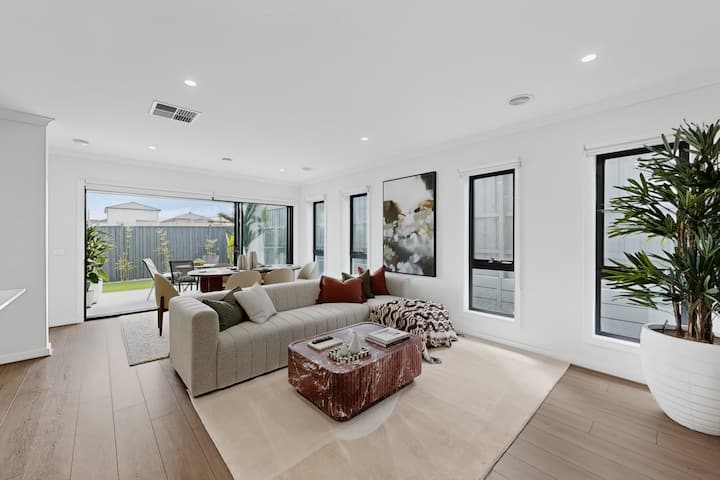 Spacious 4-bed Retreat With 2 Living Areas - Little River, Australia