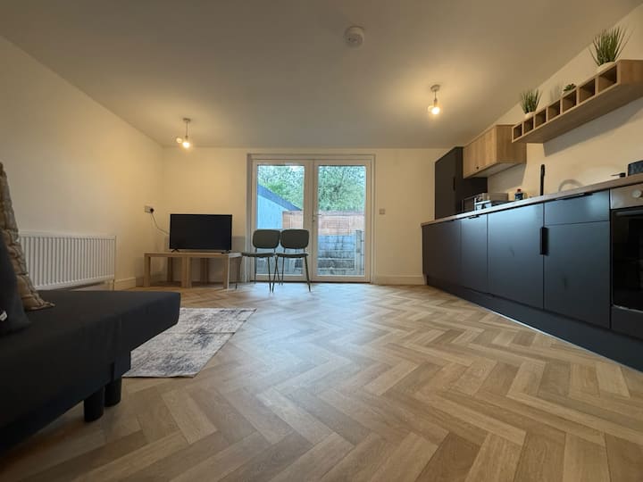 Spacious Limerick City Base | 3br & Private Garden - Limerick