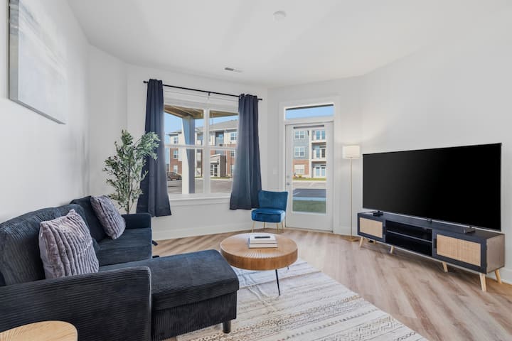Stylish City Retreat | 2br | Pool & Gym - Mooresville, IN