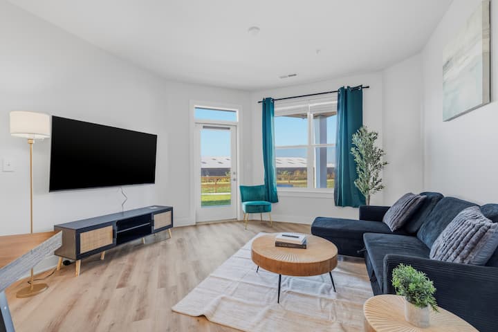 Chic Urban Escape | 2br | Pool & Gym - Indianapolis, IN