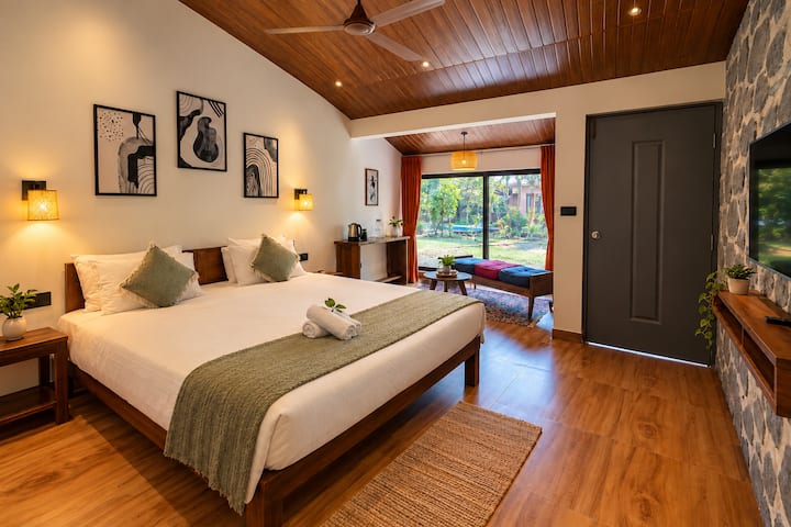 Cozy Wooden Suite With Garden Views - Lonavla