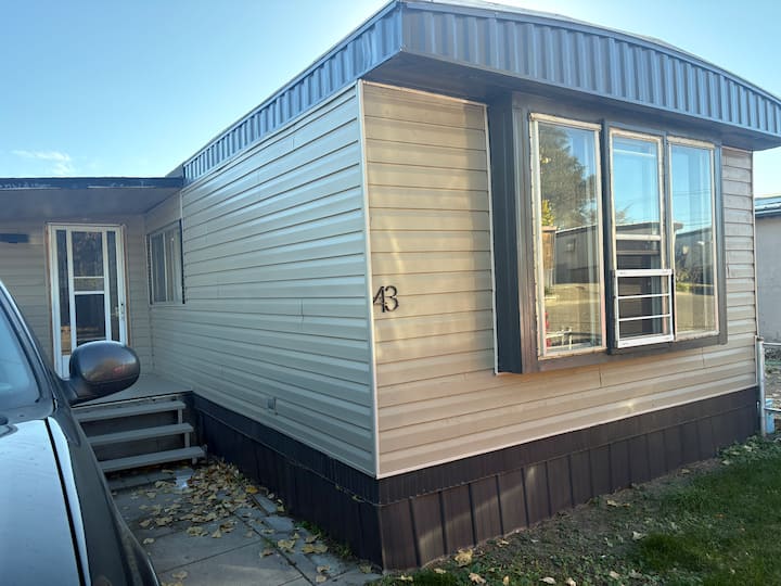Prairie Rest Retreat
2 Queen Beds Near Hospital - Medicine Hat