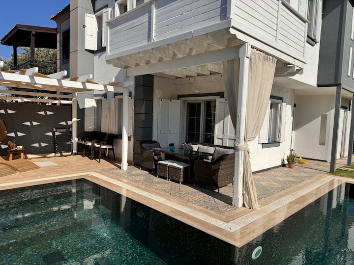 Alaçatının Kalbinde öZel Havuzlu Lüks Villa - Çeşme