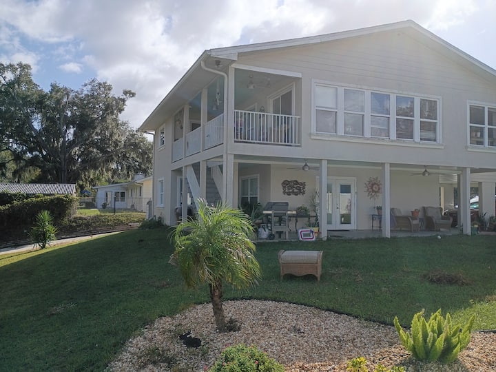 Lake View Getaway Central To Ocala And Villages - Lake Weir, FL