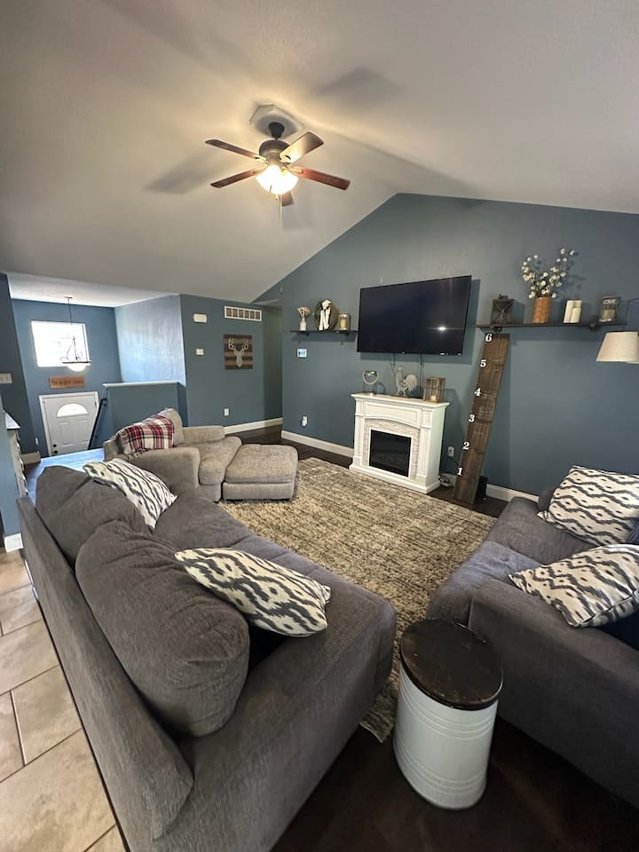 Cozy 4br Retreat Near Fort Leonard Wood +Game Room - Waynesville, MO