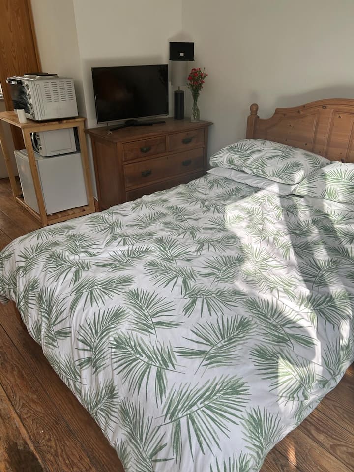 Self Contained Cabin; Private Patio; Free Parking - Brighton