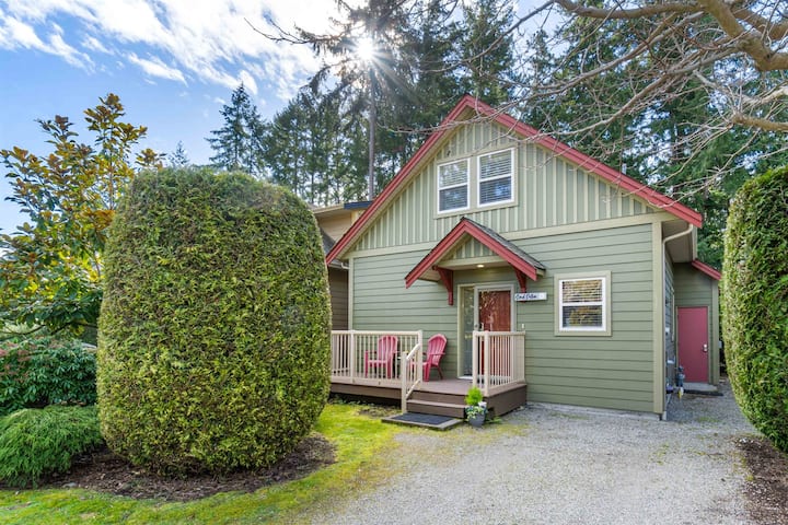 Impeccable Oceanside Village Retreat! - Parksville