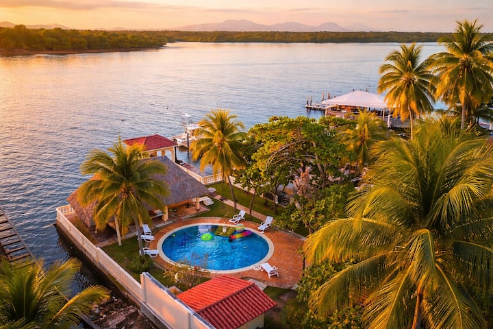 Luxury Bayfront Villa – 9br, Pool, A/c, 16+ Guests - El Salvador