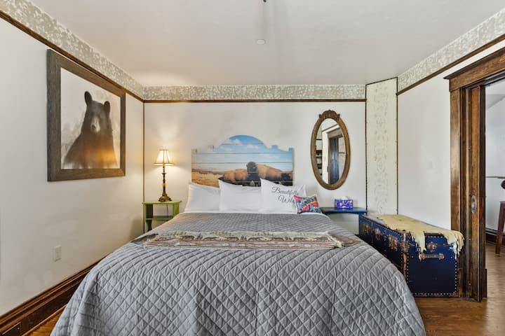 201 Park Hotel Yellowstone-  King, Sofa-bath - Gardiner, MT