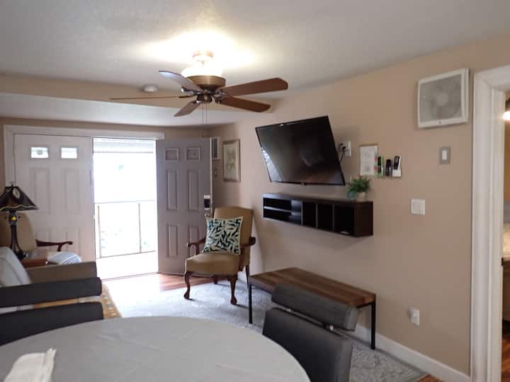 Upstairs 1br Apt W/ Full Kitchen. - St. Petersburg, FL