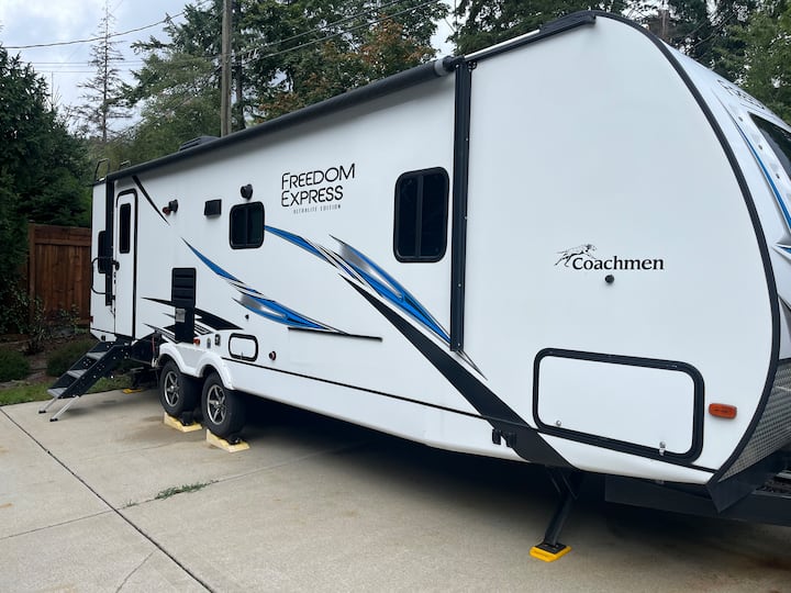 Large Rv: Quality Travel Trailer - Gibsons