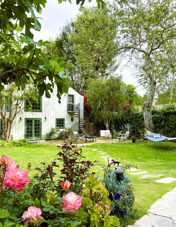 Keep Cool In The Poolside Shade At A Charming Encino House - Los Ángeles, CA