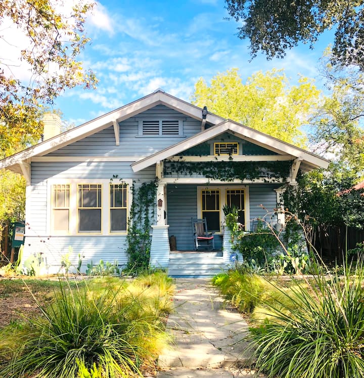 Downtown, Midtown Beauty | Sunny, Vintage Cottage - San Antonio