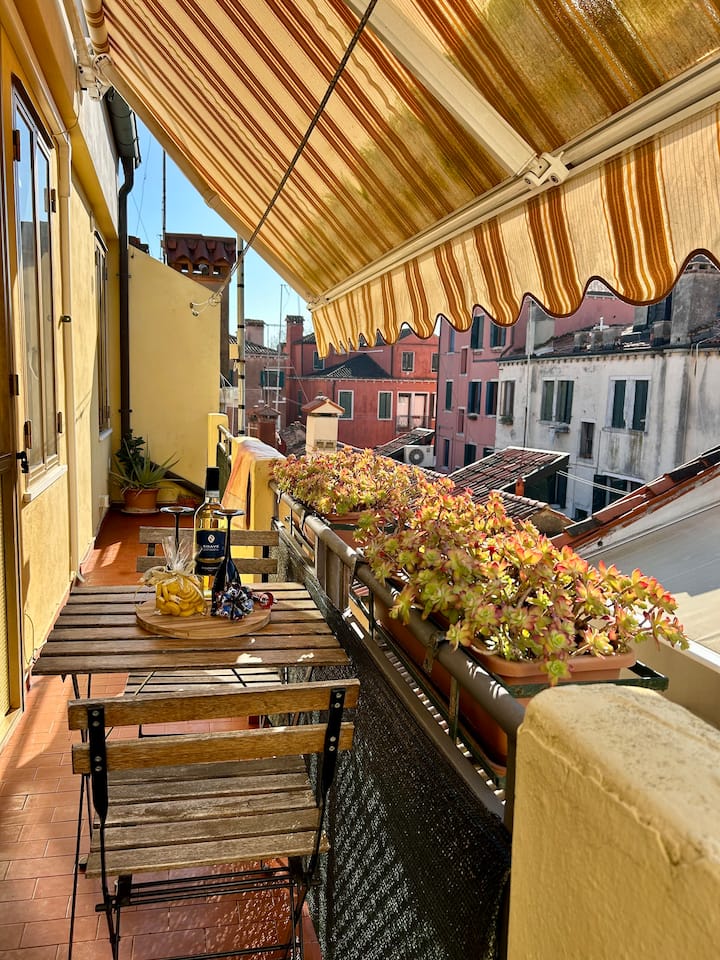 Biennale Leda's Apartment - Wenecja