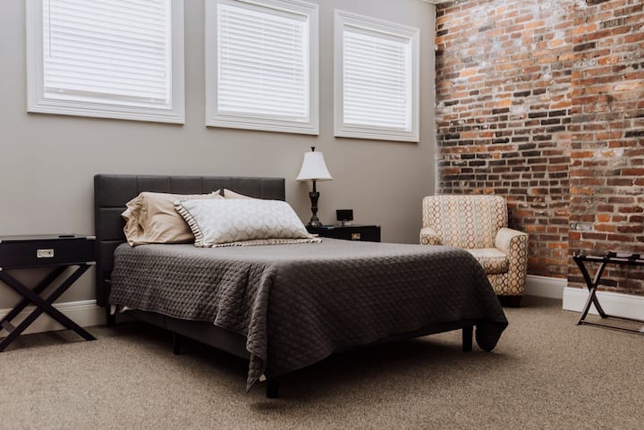 Available For Derby! Whiskey Row. 3 Bed/2.5 Bath - Louisville, KY