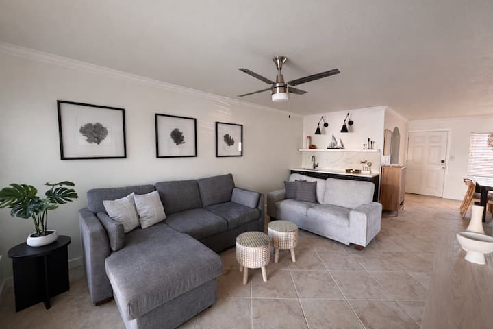 Modern 2bd Condo: Enjoy Beach, Pool, Intracoastal - Indian Shores, FL