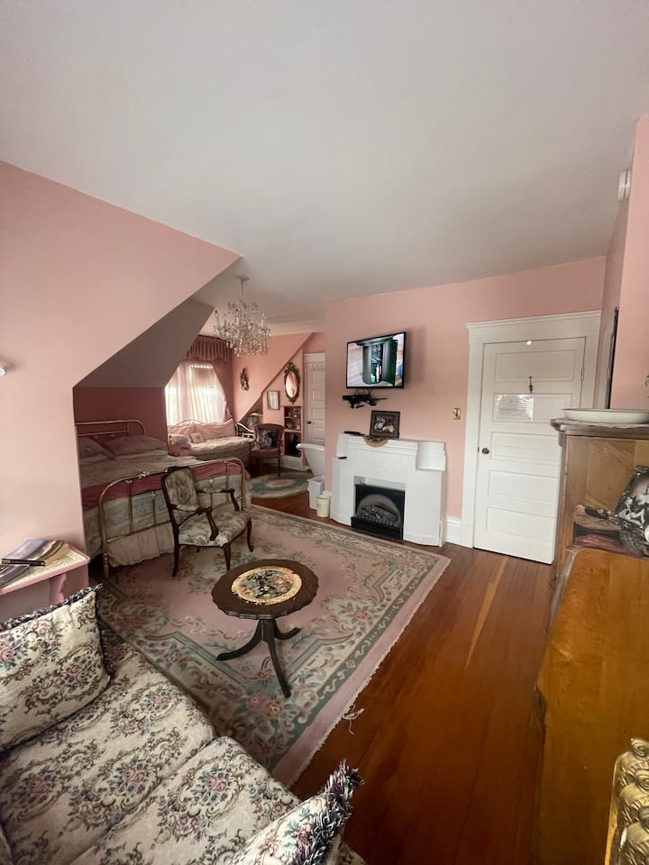 The Victorian Suite @ Wakamow Heights B&b - Moose Jaw