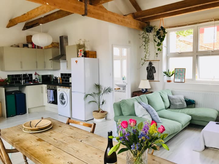 Light & Airy East London Flat, Original Wood Beams - Stratford