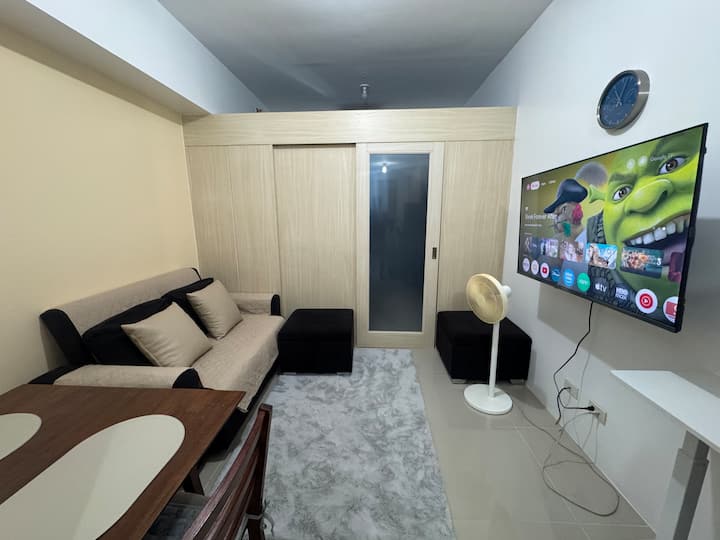 Workspace & Makati-life Condo, Up For A Comfy Stay - Makati