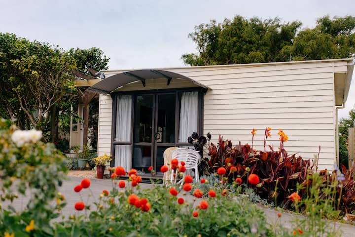 Boutique Studio In Private Garden Setting - Porirua