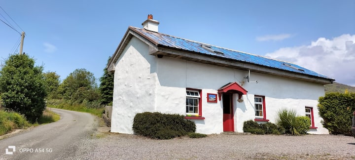 Old Pub Cottage.lauragh. Beara Peninsula. - County Kerry